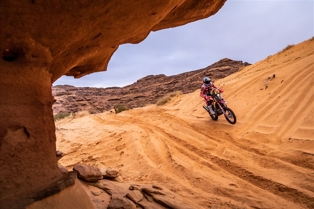 news: Dakar leader Sanders struggling physically in comeback event ...