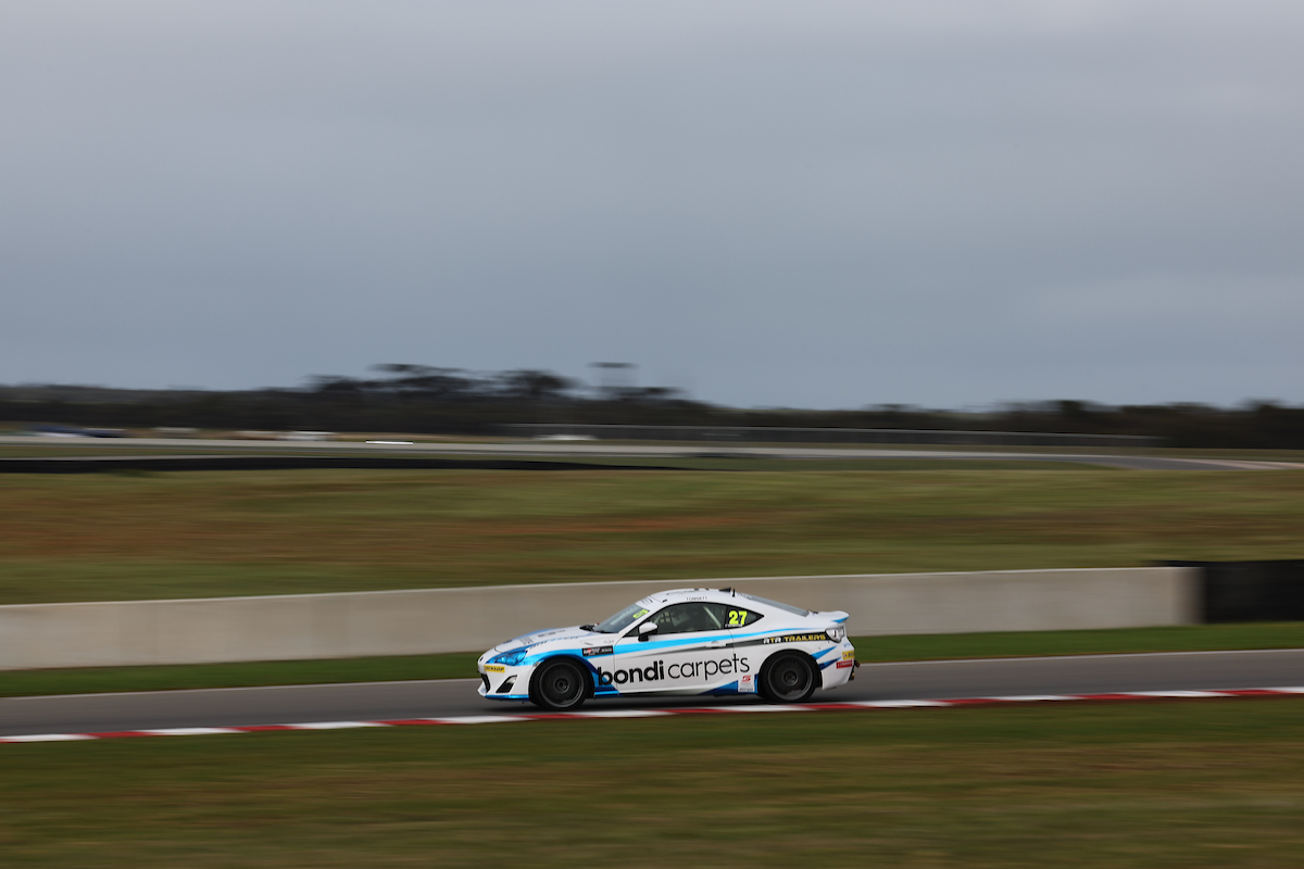 news: Tomsett takes 86 Series pole with record lap at The Bend ...